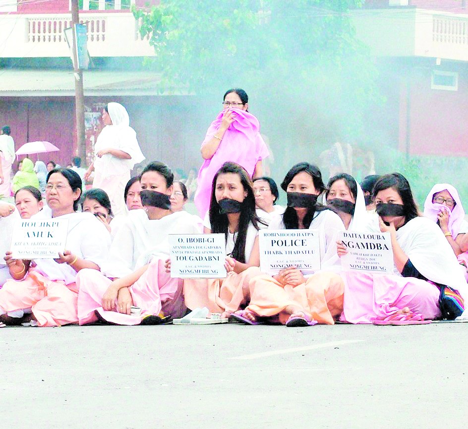 Manipur protesters torch wire drums - Telegraph India