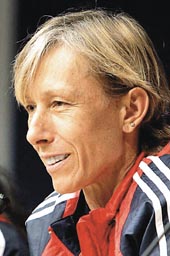 Leander coaxes Martina to continue - Telegraph India