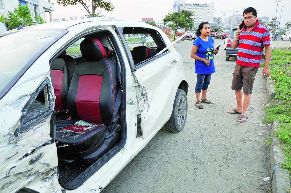 Lorry hit injures couple in car - Telegraph India