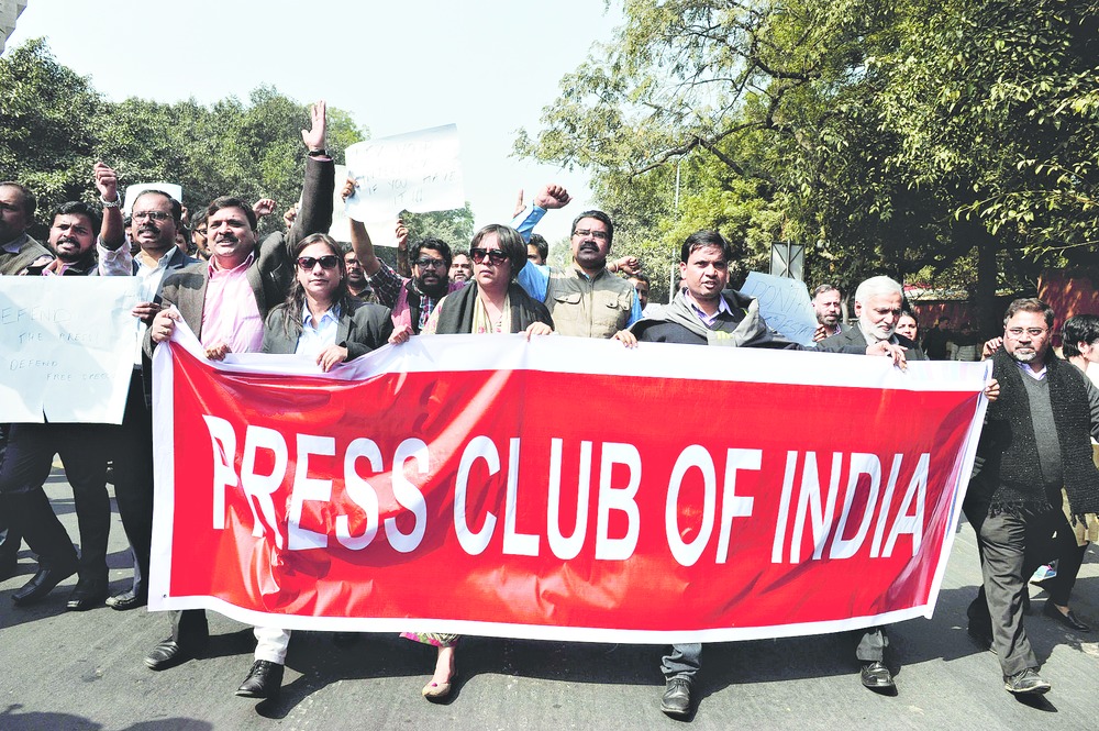 Glare on police as journalists protest - Telegraph India