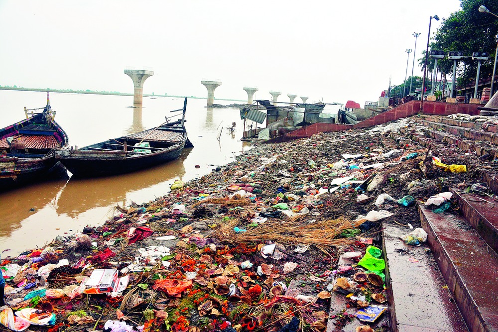 Filth chokes city ghats after floods - Telegraph India