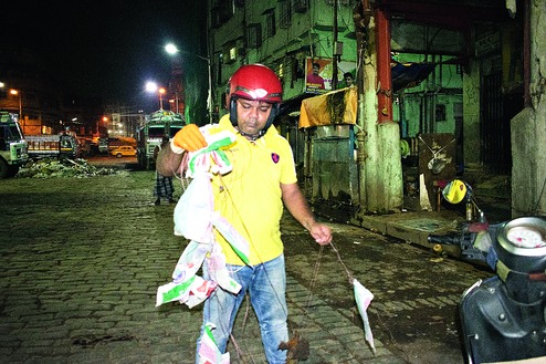 Dozen men, women clean flag mess - Telegraph India