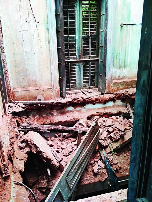 Roof collapses in north Calcutta - Telegraph India