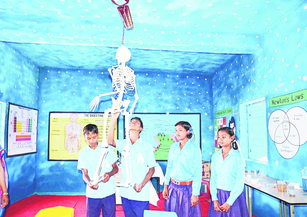 Atoms of joy explode in unique classroom - Mentors give a day's salary ...