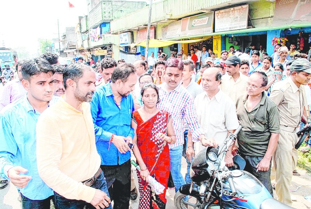 Power, water woes plug road - Telegraph India