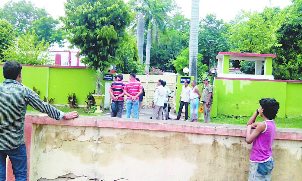 Court puts up Kaimur DM bungalow for auction - Telegraph India