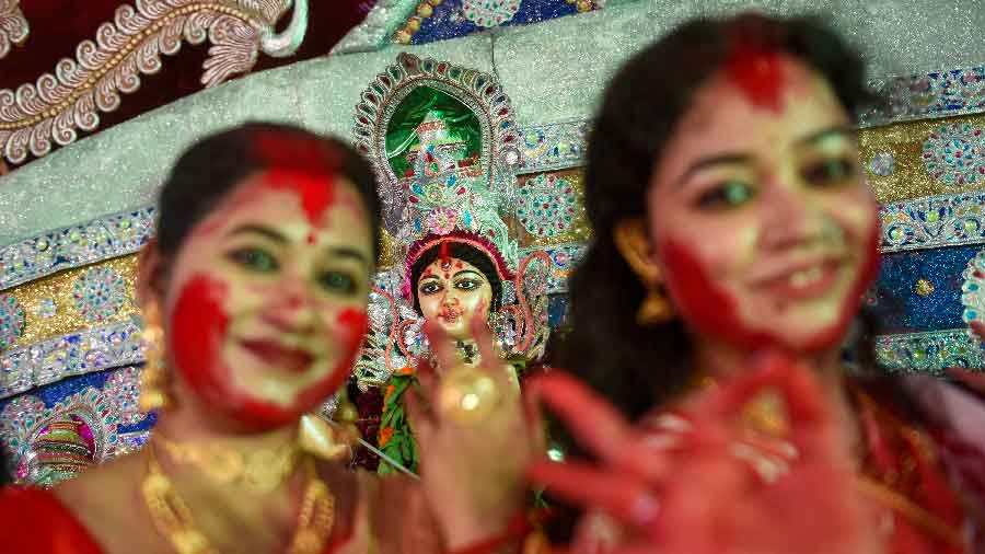Durga Puja | Sindoor Khela: As Maa Durga returns home, cheerful women turn country red ...