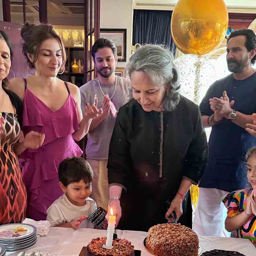 Sharmila Tagore | Kareena Kapoor, Saif Ali Khan, Sara, Soha celebrate Sharmila Tagore’s 79th ...