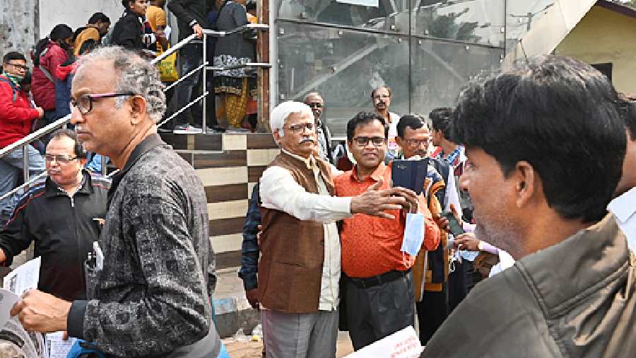 CPM Red Flags Warm Smiles In CPM Outreach Telegraph India
