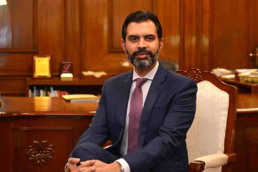 Pakistan's ex-Central Bank chief worried about country's looming ...