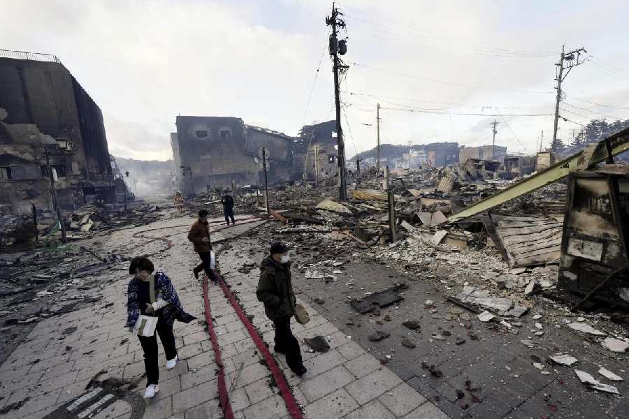 Japan In Pictures Powerful Earthquakes Rattle Japan Dozens Still
