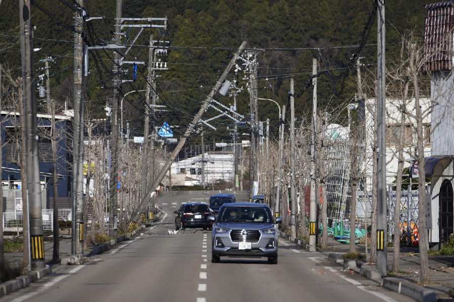 Japan In Pictures Powerful Earthquakes Rattle Japan Dozens Still