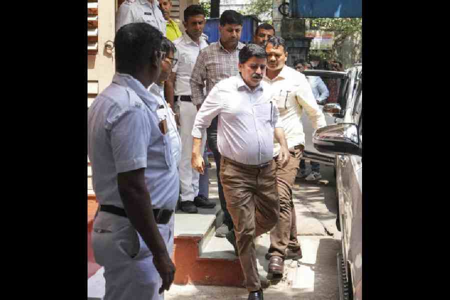 Deputy commissioner of police (DCP) | Arrested DCP Santanu Sinha Biswas ...
