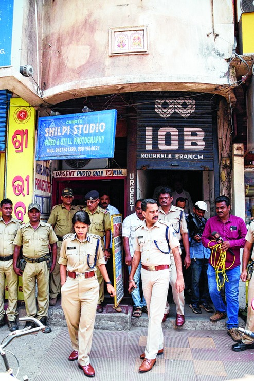 Lakhs looted in Rourkela bank robbery - Telegraph India