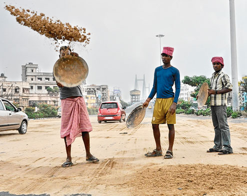 Tar spill keeps Setu flank out of bounds - Telegraph India