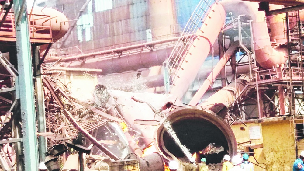 Chimney collapses at steel plant - Telegraph India