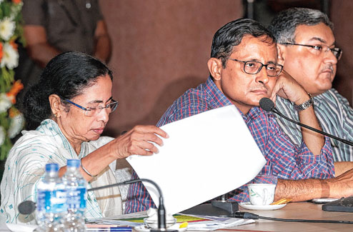 Sound of ‘No, chief minister’ - Great divide on affidavit - Telegraph India