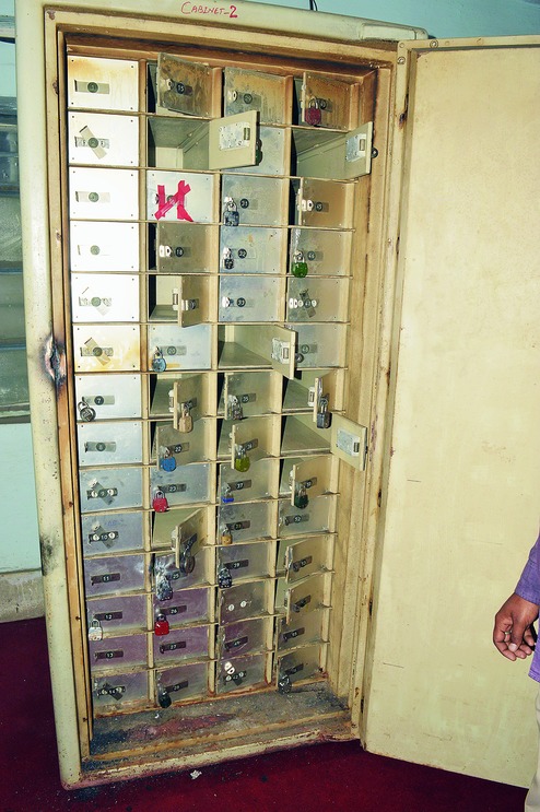 Cuffs on SBI locker gang boss - Telegraph India