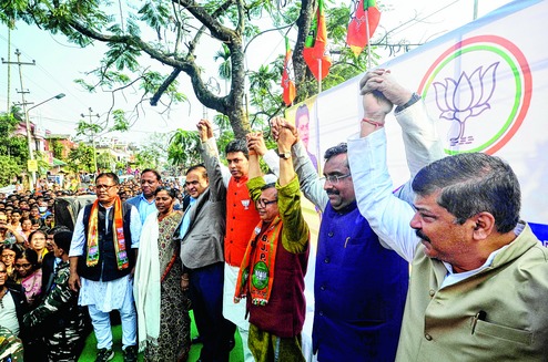 Cong leaders join BJP - Telegraph India