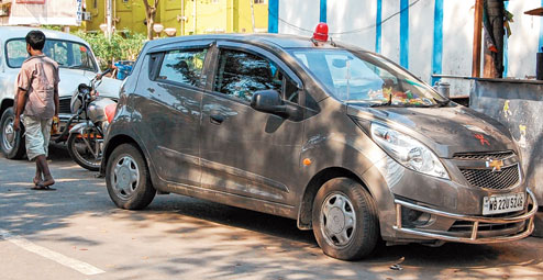 MLA driver's escape bid in beacon car - Telegraph India
