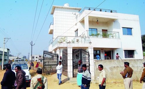 Family locked in, house burgled - Telegraph India