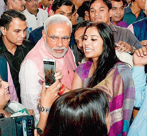 Clamour for Modi selfie at media meet - Telegraph India