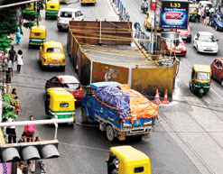 Sewer barriers back at Gariahat crossing - Telegraph India