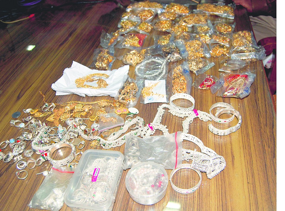 Minor, 2 more held for gold heist - Telegraph India