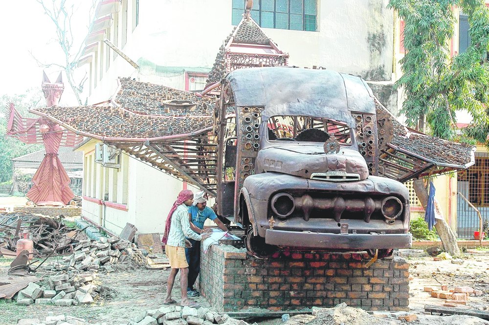 Artists turn waste into art - Telegraph India