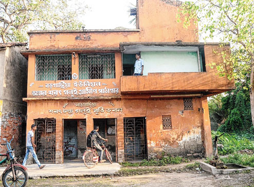 Library in a rundown house - Telegraph India