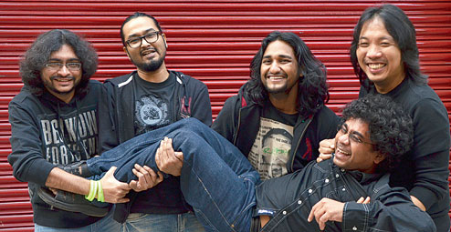 It's time to scream, clap and cheer — Fossils rocks Nazrul Mancha on ...
