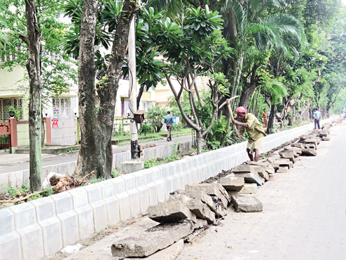 Road divider heights raised - Telegraph India