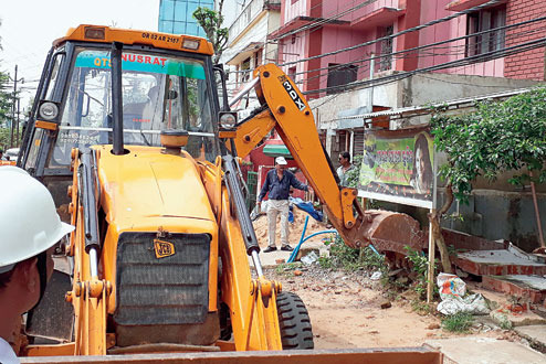 Eviction drive for parking space - Telegraph India